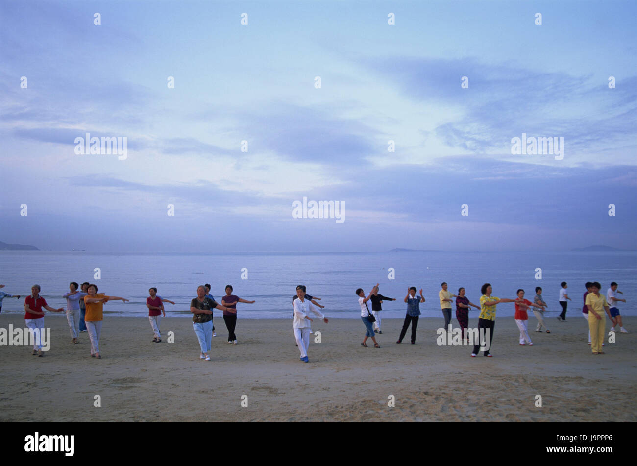 Dancing beach party hi-res stock photography and images - Alamy