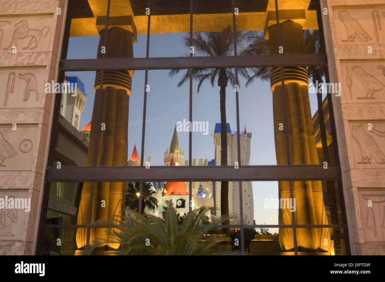 The Usa Nevada Las Vegas The Strip Window Mirroring Hotel Of