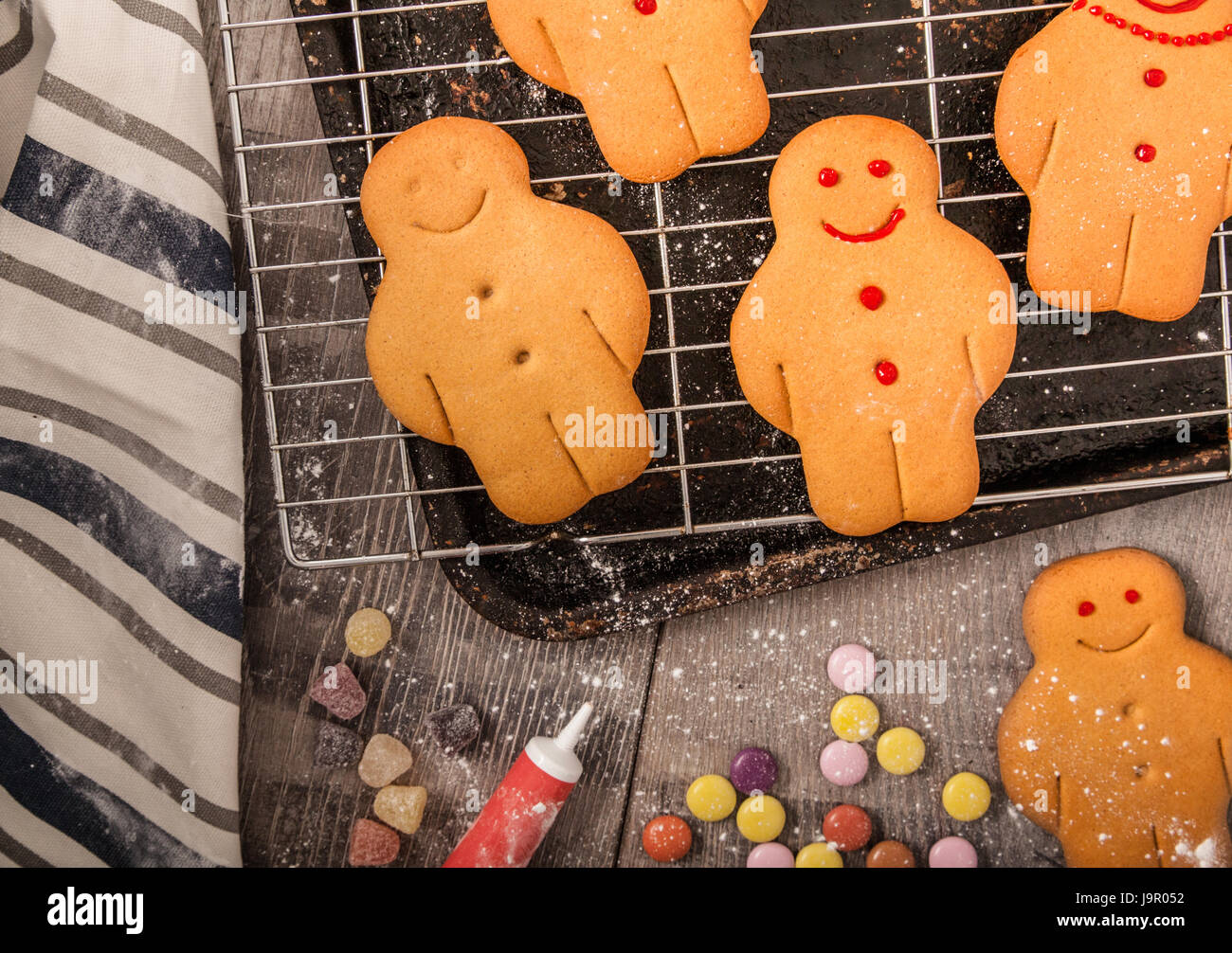 Gingerbread Men on a Wire Cooling Rack Stock Photo - Alamy