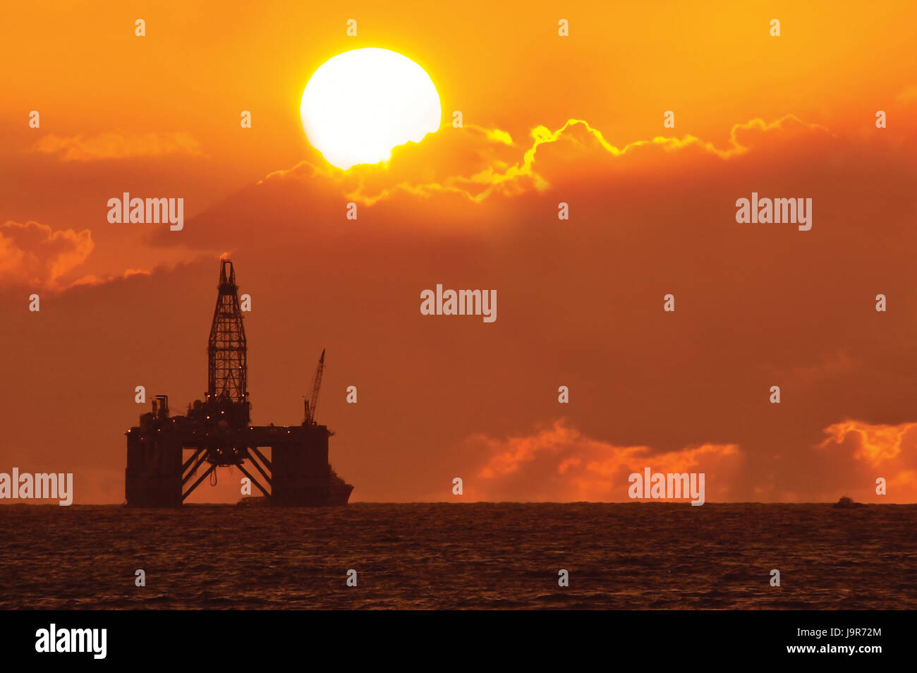 Oil platform hi-res stock photography and images - Alamy