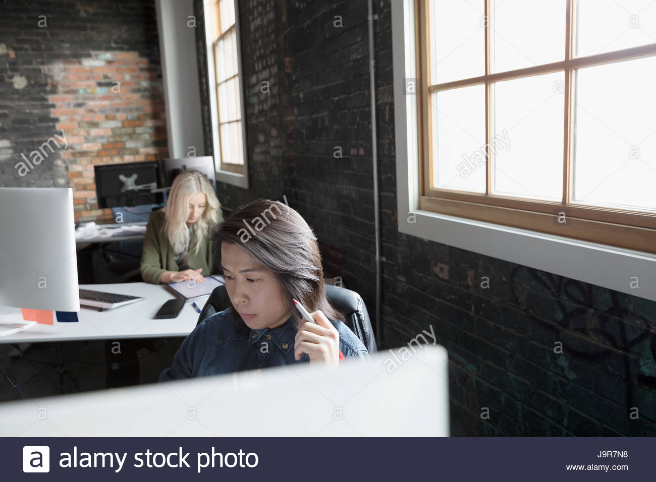 Open plan office desks hi-res stock photography and images - Alamy
