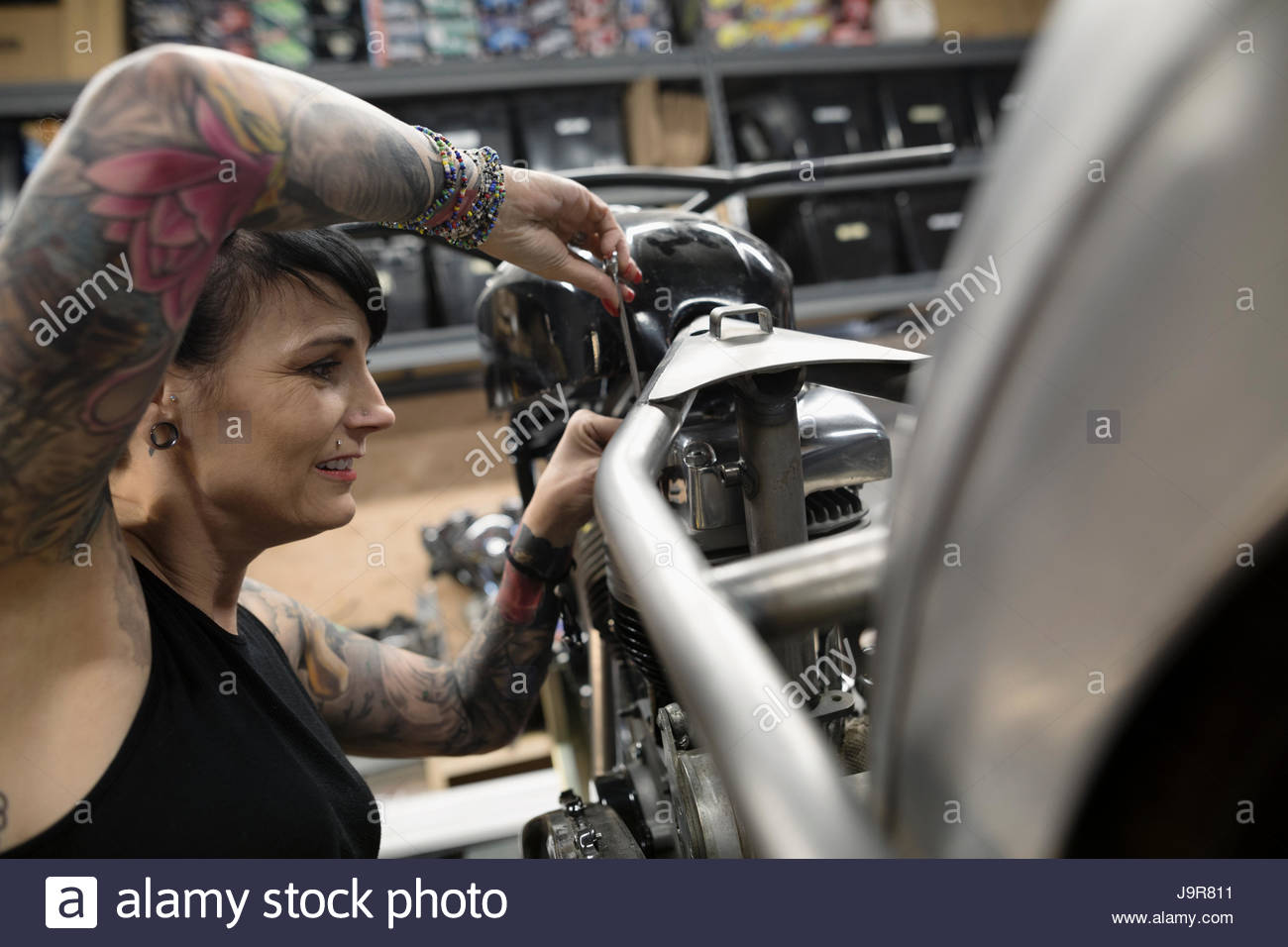 Work auto shop hi-res stock photography and images - Alamy