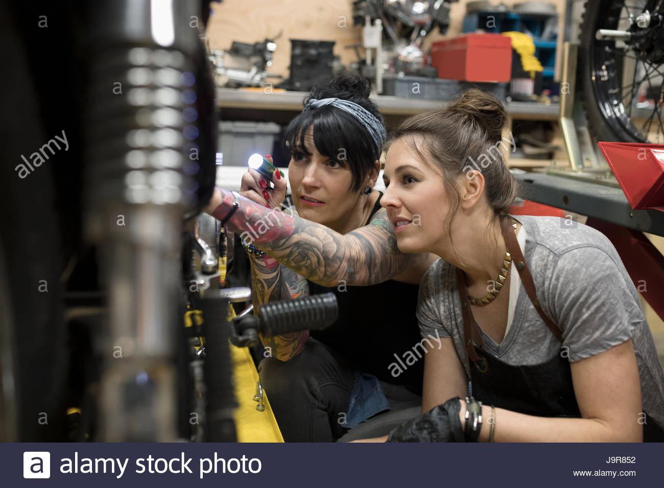 Female auto mechanics hi-res stock photography and images - Alamy