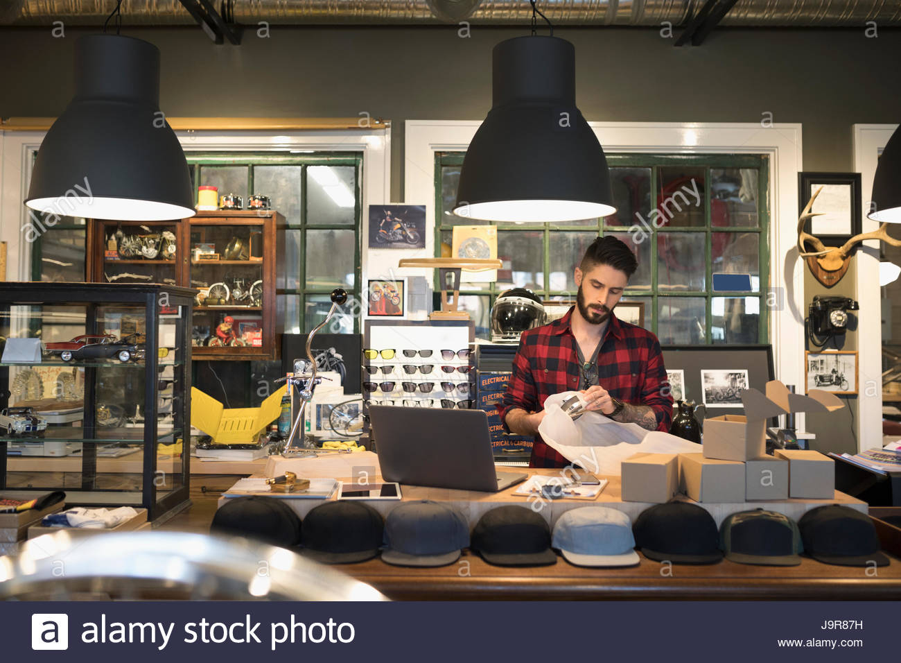 Wrapping merchandise hi-res stock photography and images - Alamy