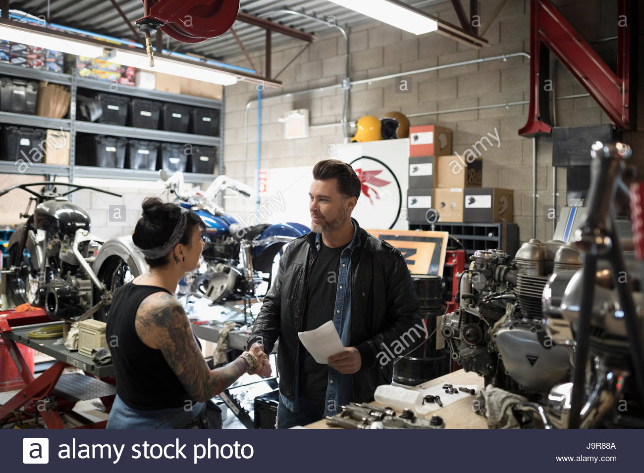 Customer service and repair hi-res stock photography and images - Alamy