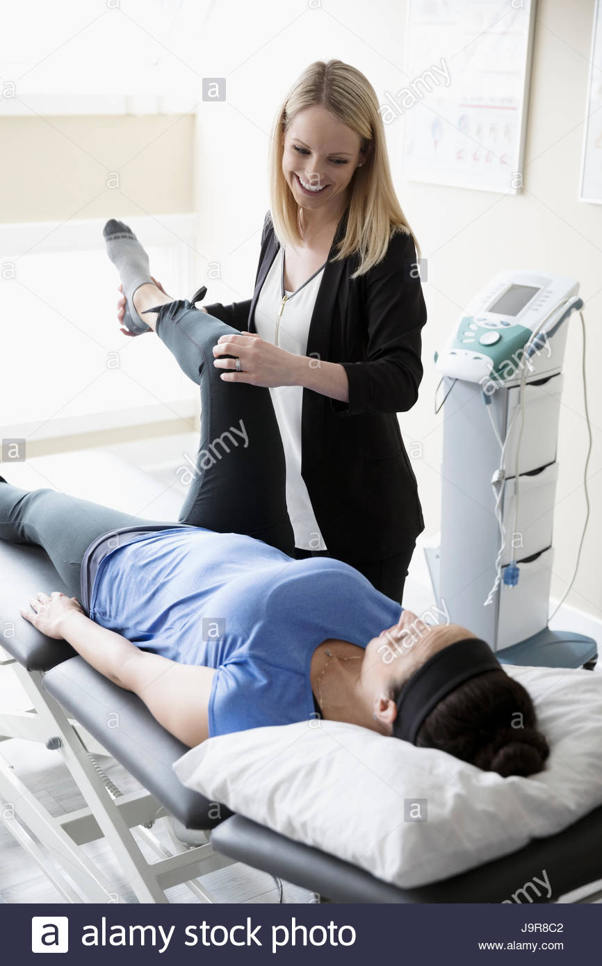 Female physiotherapist hi-res stock photography and images - Alamy