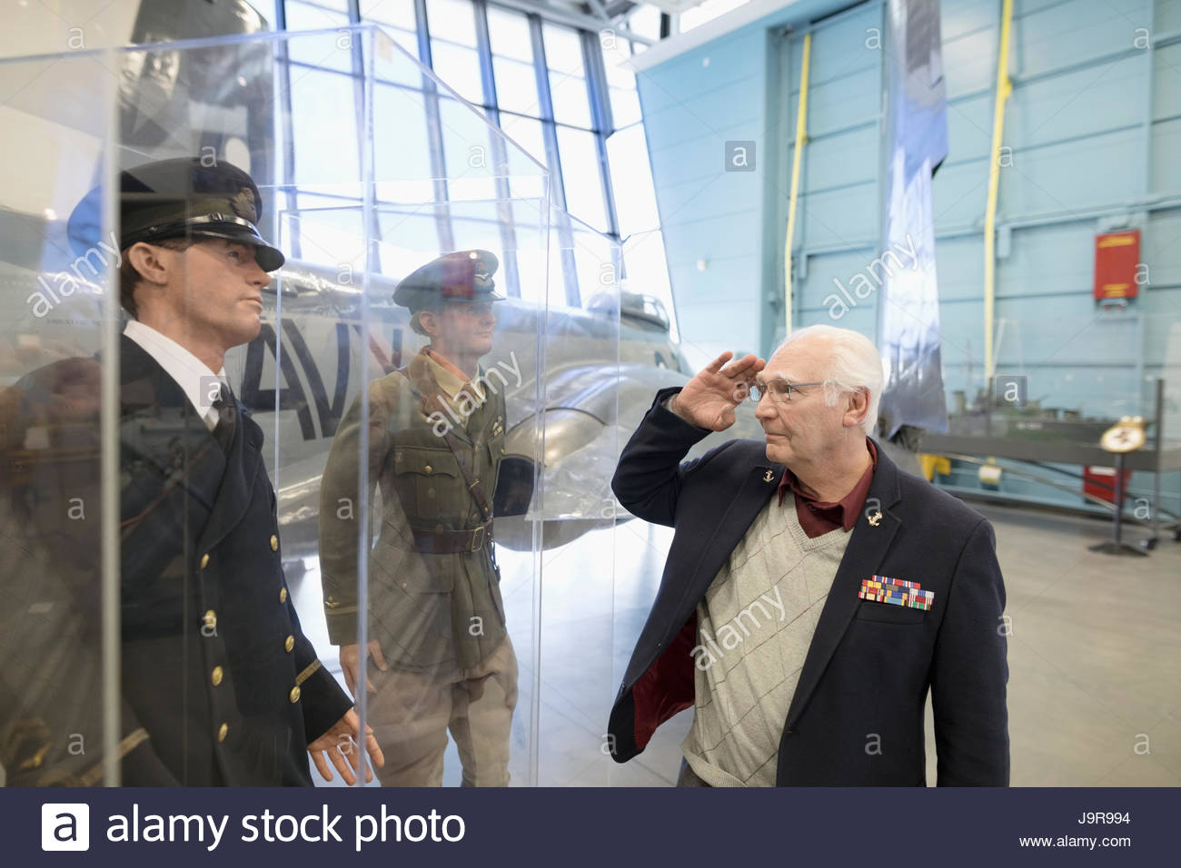 Navy officer saluting hi-res stock photography and images - Alamy