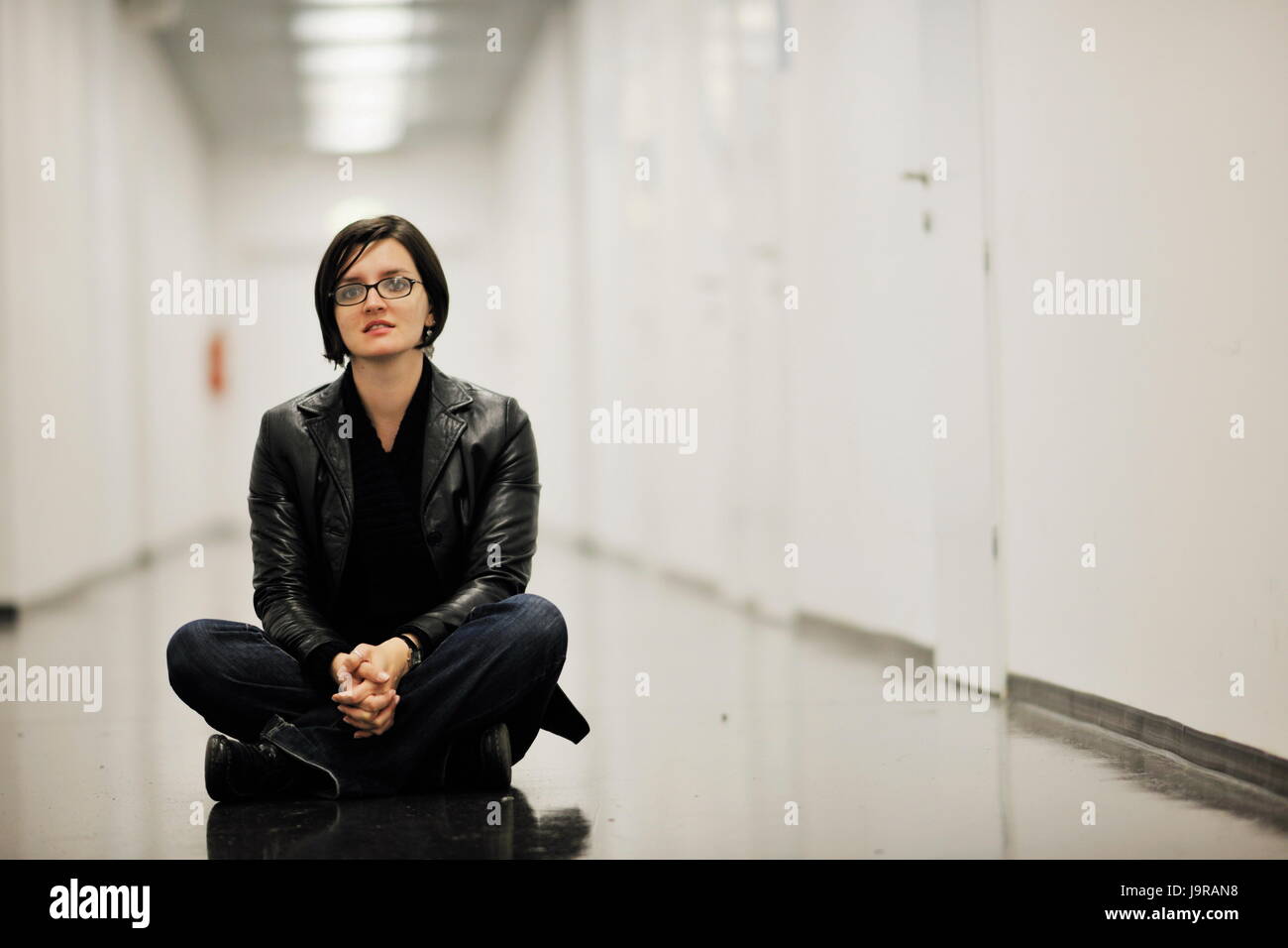 woman, wait, waiting, humans, human beings, people, folk, persons ...