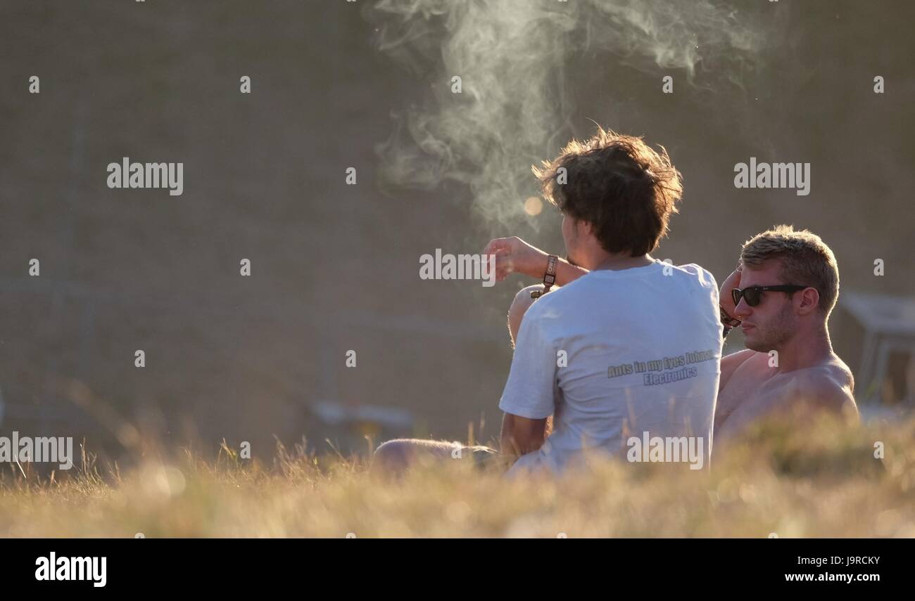 Hippies smoking hi-res stock photography and images - Alamy