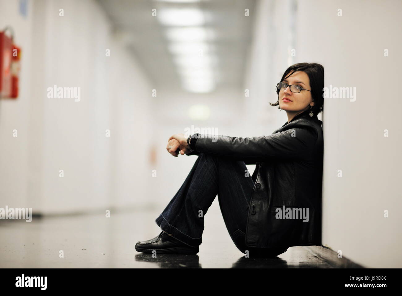 woman, wait, waiting, humans, human beings, people, folk, persons ...