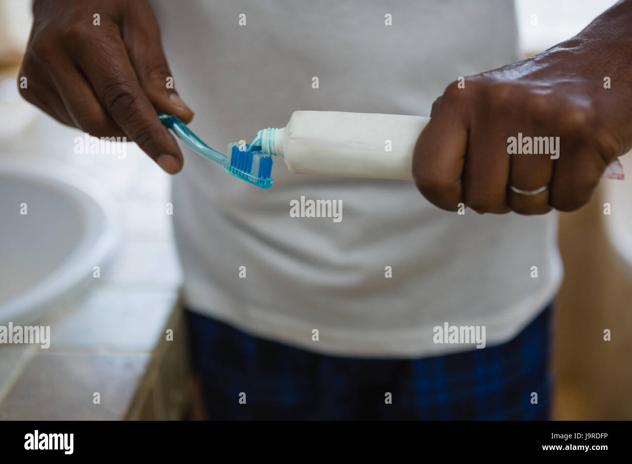 Applying toothpaste toothbrush hi-res stock photography and images - Alamy
