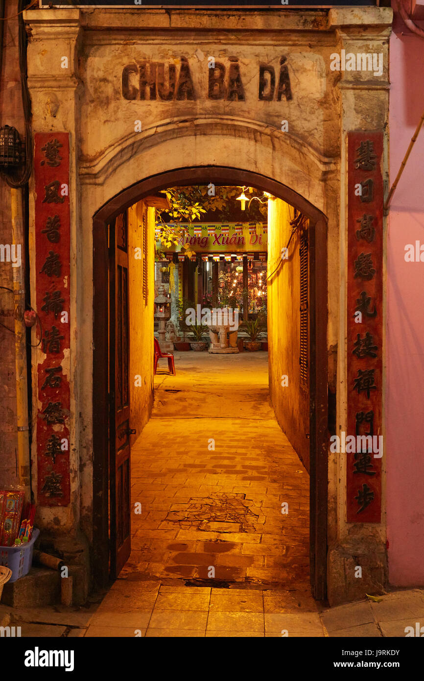 Doorway to Chua Ba Da Pagoda, Old Quarter, Hanoi, Vietnam Stock Photo ...
