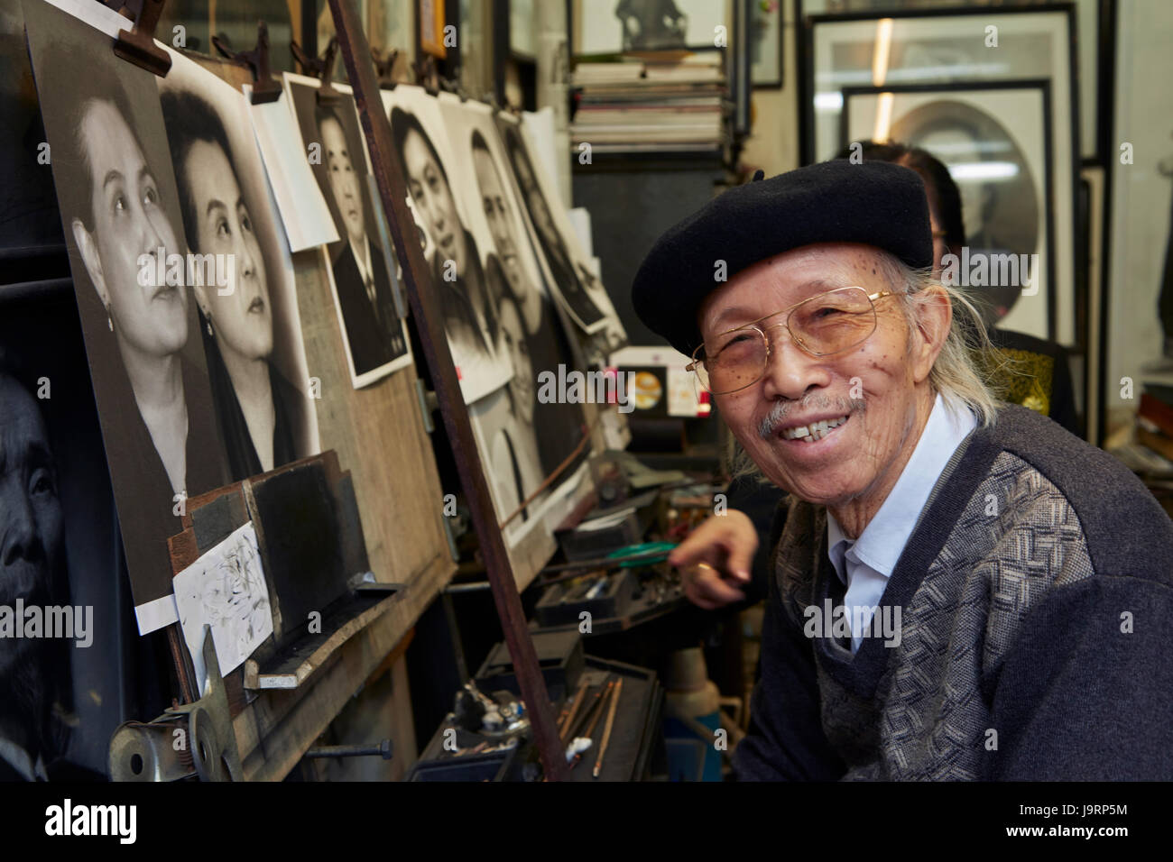 Portrait painter Nguyen Bao Nguyen, Old Quarter, Hanoi, Vietnam Stock ...