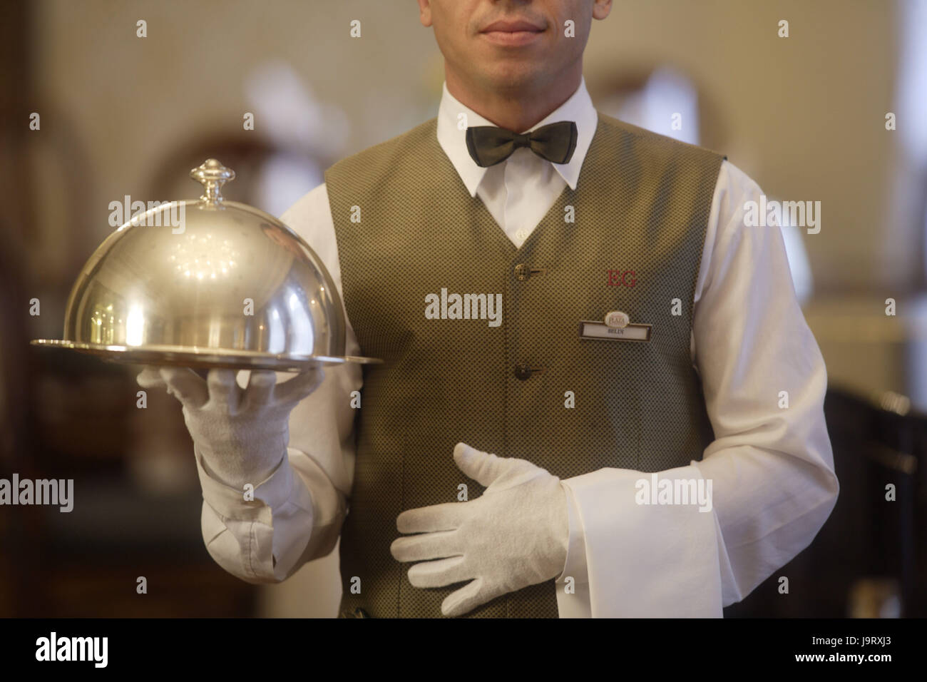 Restaurant cloche hi-res stock photography and images - Alamy