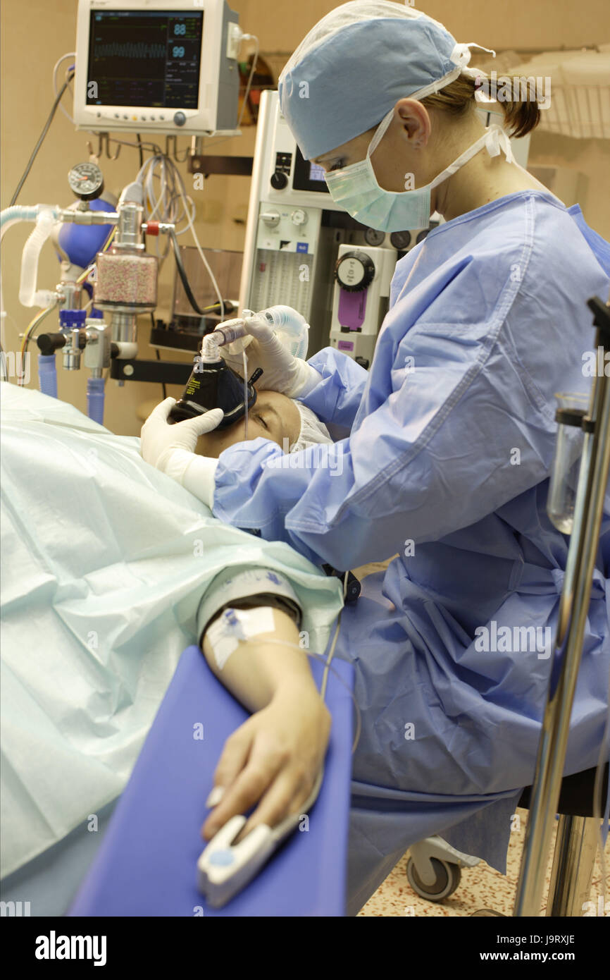 Anaesthetist operating theatre hi-res stock photography and images - Alamy