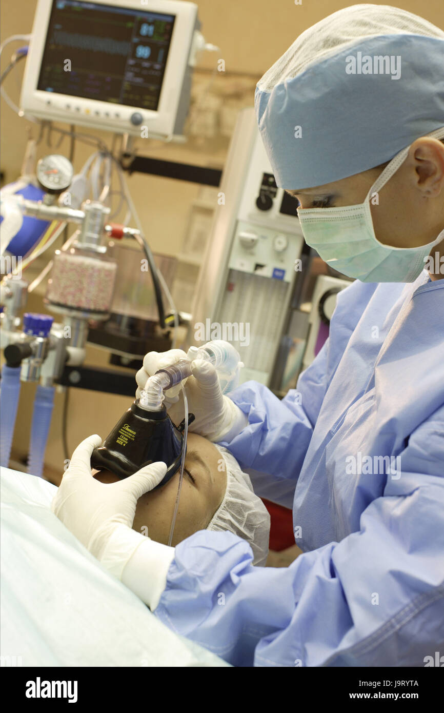 Anaesthetist operating theatre hi-res stock photography and images - Alamy