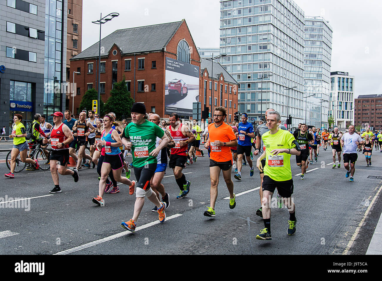Large group of people marathon competition hi-res stock photography and ...