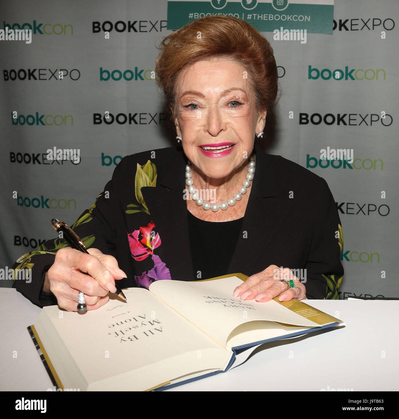 Mary higgins clark hi-res stock photography and images - Alamy