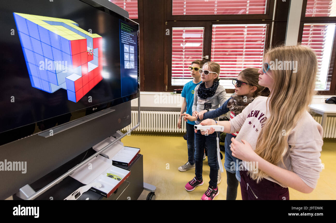 Students wear 3D glasses in a 'Cyber-Classroom' at the Thomas ...