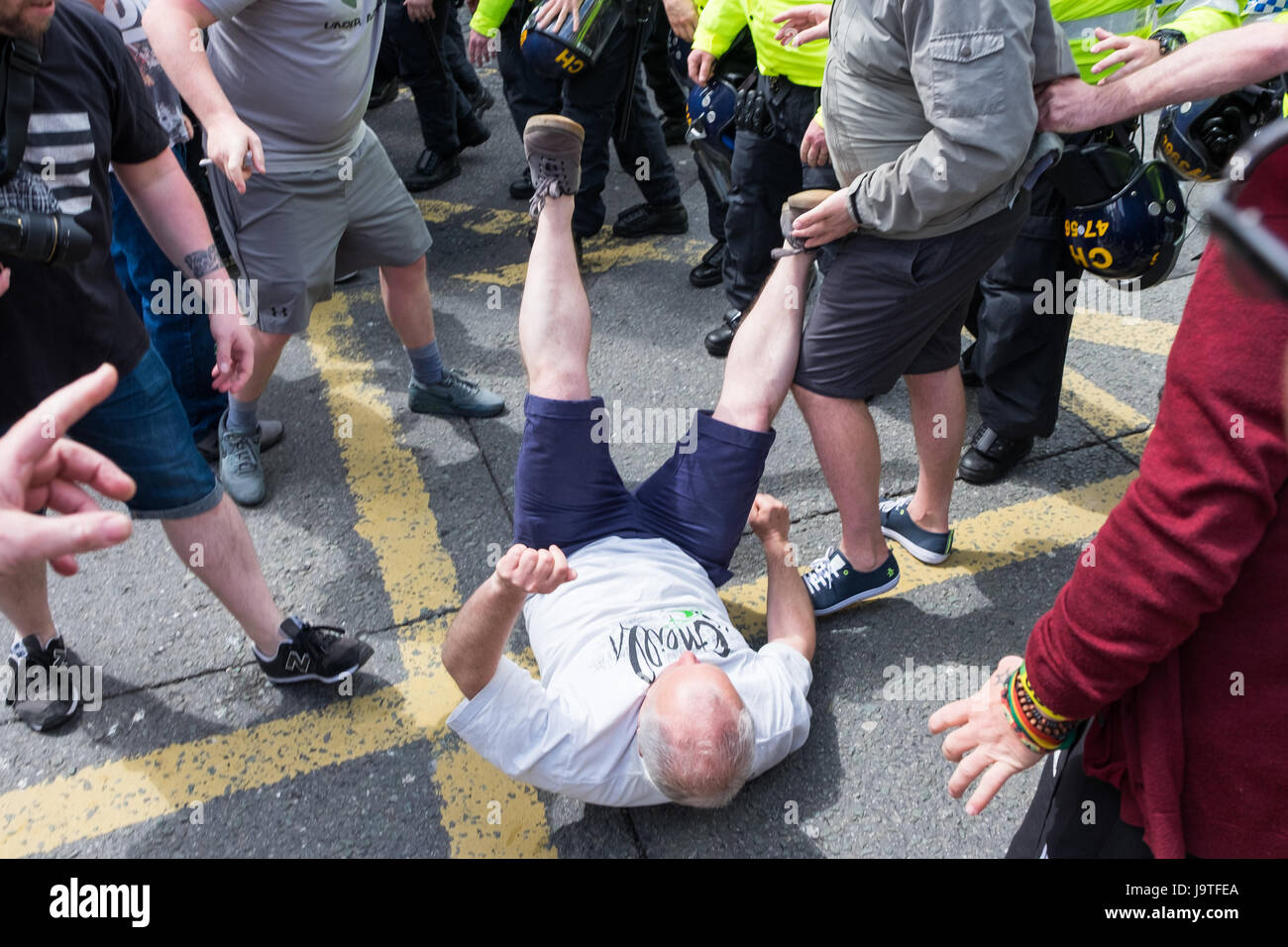 Liverpool, UK. 3rd June, 2017. English Defence League and anti-fascist ...