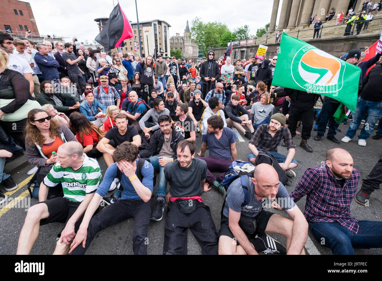 Liverpool, UK. 3rd June, 2017. English Defence League and anti-fascist ...