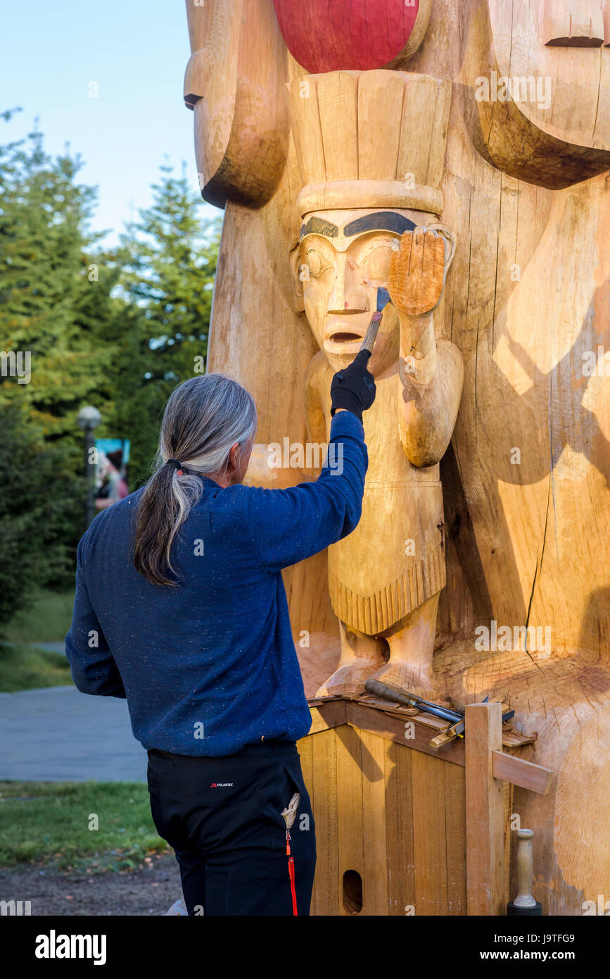 Master first nations carver High Resolution Stock Photography and ...