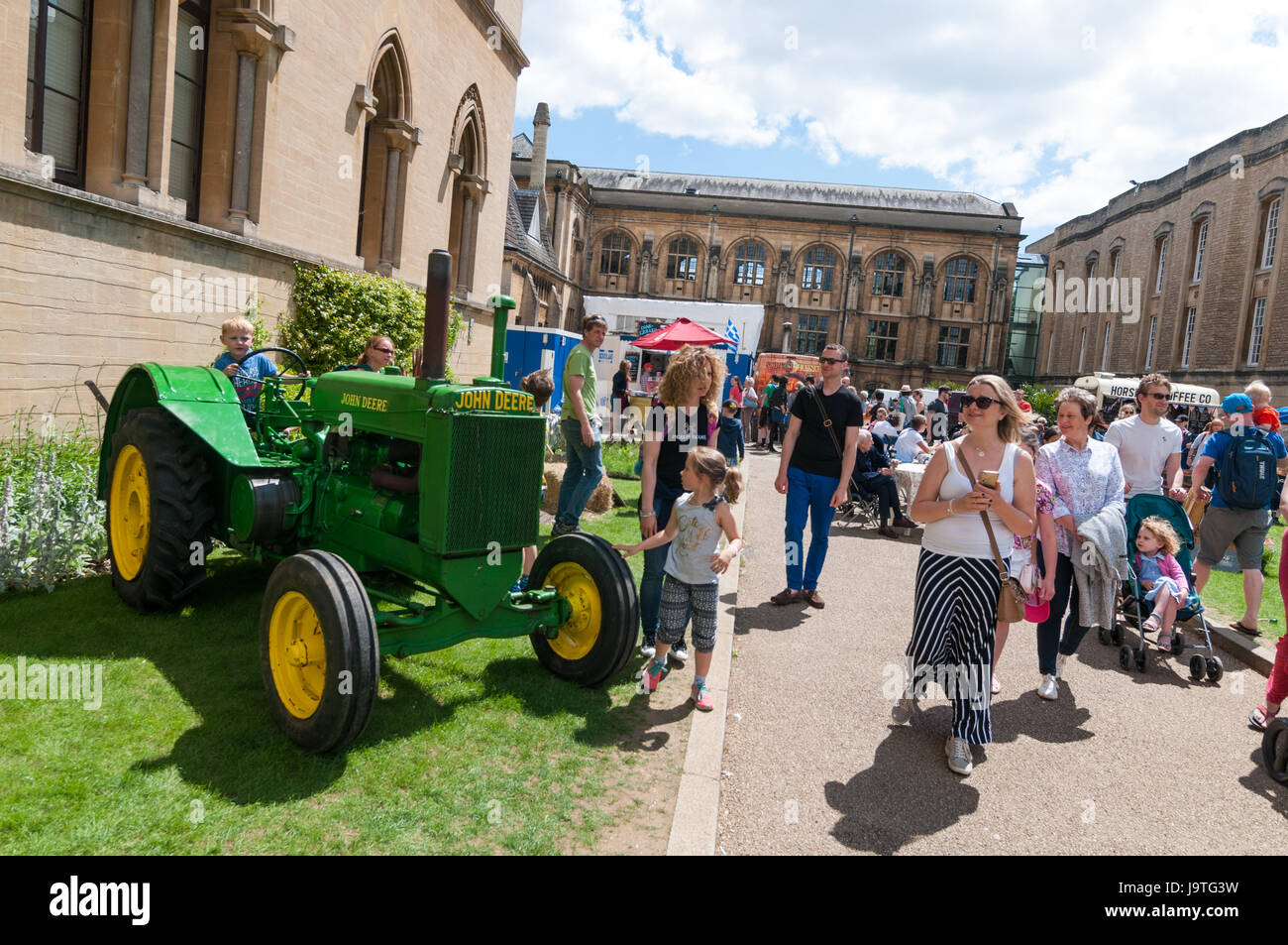 Oxford, Oxfordshire, UK. 3rd Jun 2017, Families enjoy the Oxford ...