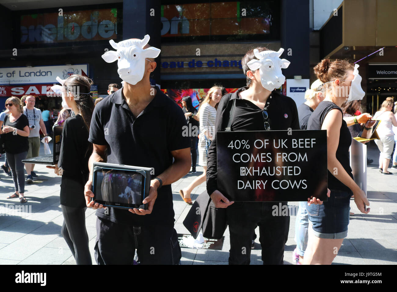 Animal welfare protesters hi-res stock photography and images - Alamy