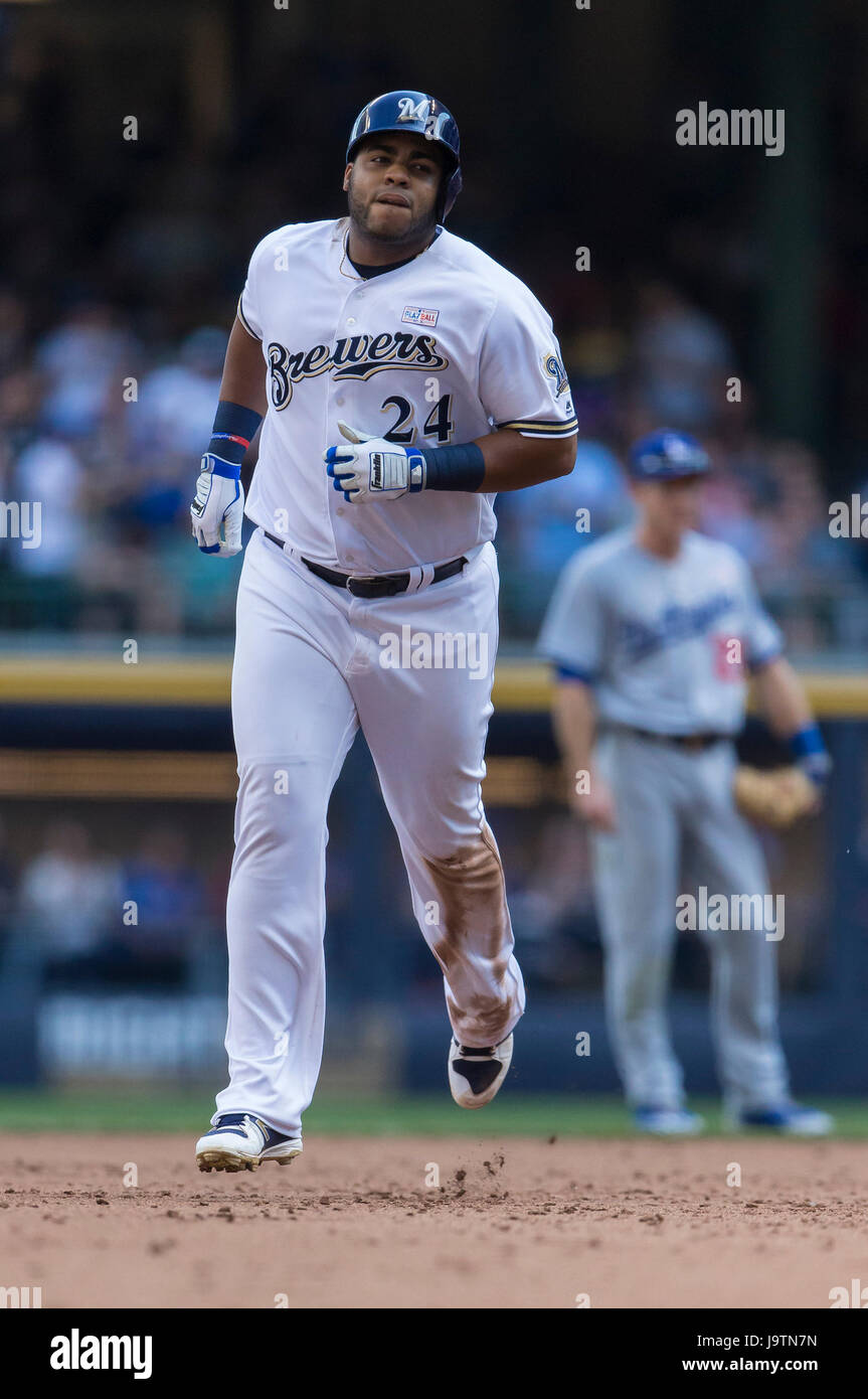 Milwaukee, WI, USA. 3rd June, 2017. Milwaukee Brewers first baseman ...