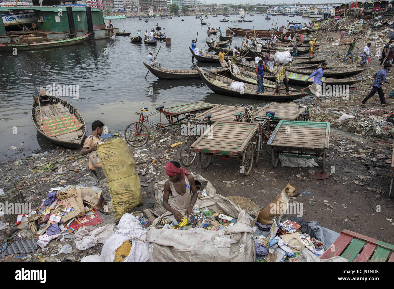 Dhaka, Dhaka, Bangladesh. 3rd June, 2017. The River Buriganga, which runs past Dhaka City, is at ...