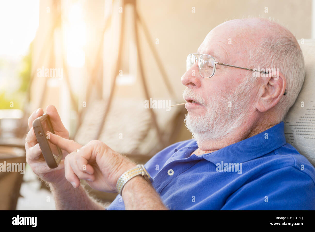 Elderly using smart phones hi-res stock photography and images - Alamy
