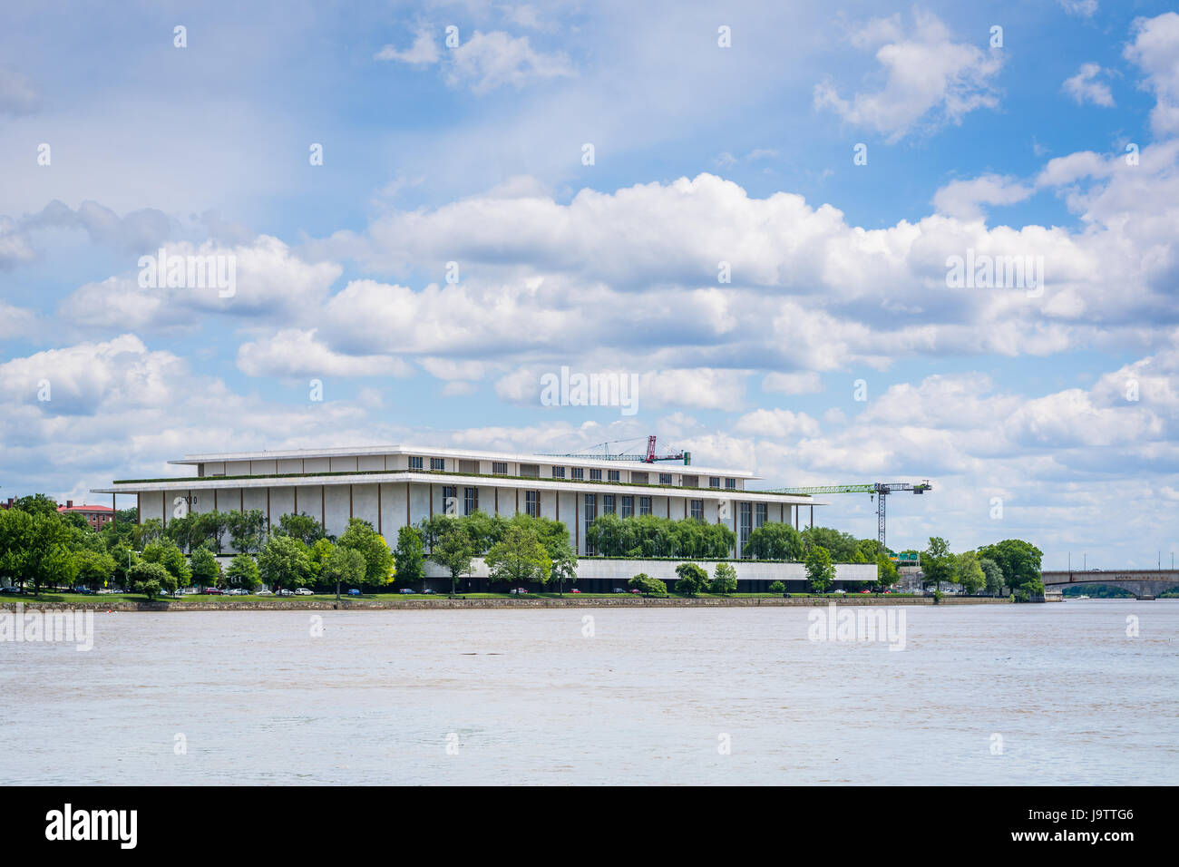 The John F. Kennedy Center for the Performing Arts and Potomac River in ...
