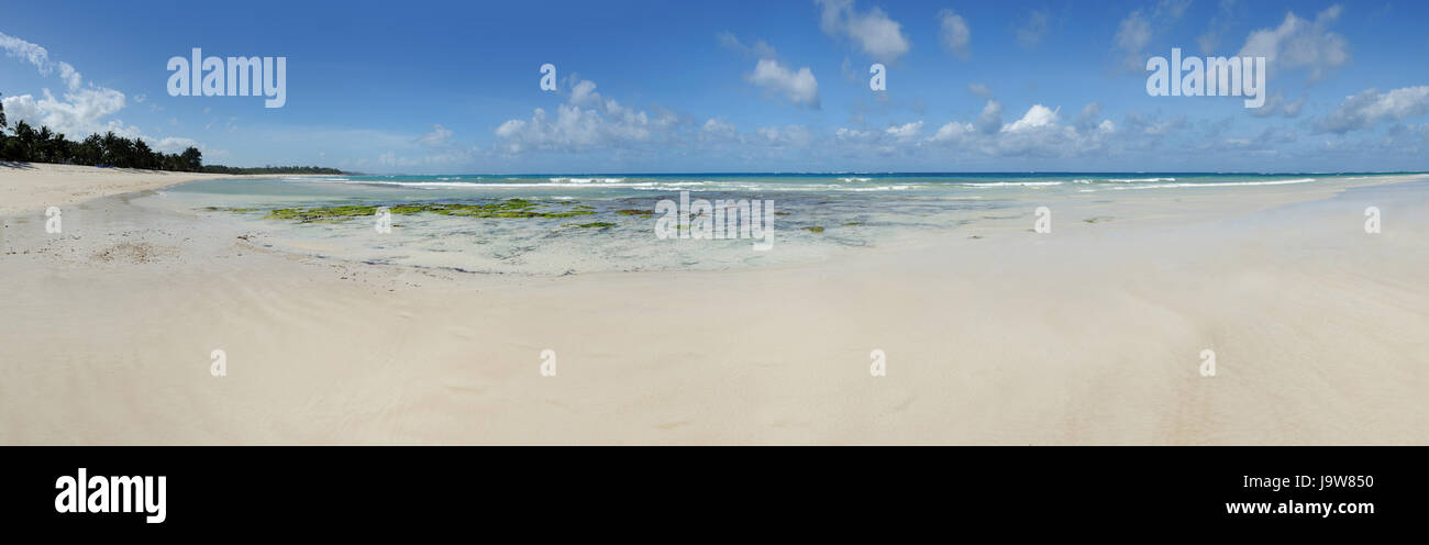 Beautiful beach and tropical ocean. Indian ocean Stock Photo - Alamy