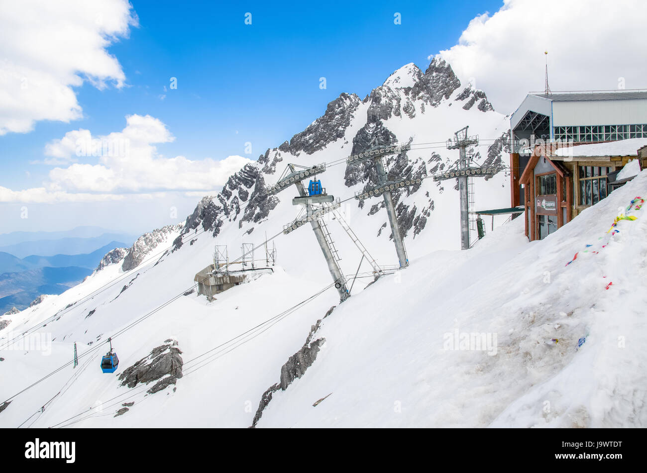 Jade dragon snow mountain cable car hi-res stock photography and images ...