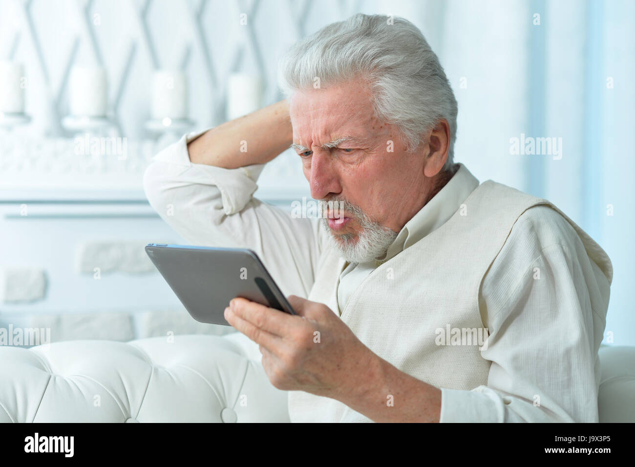 Elderly tablet computer hi-res stock photography and images - Alamy