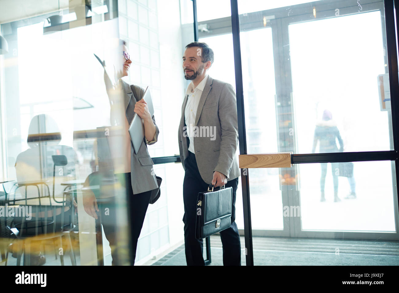 Entering cafe hi-res stock photography and images - Alamy