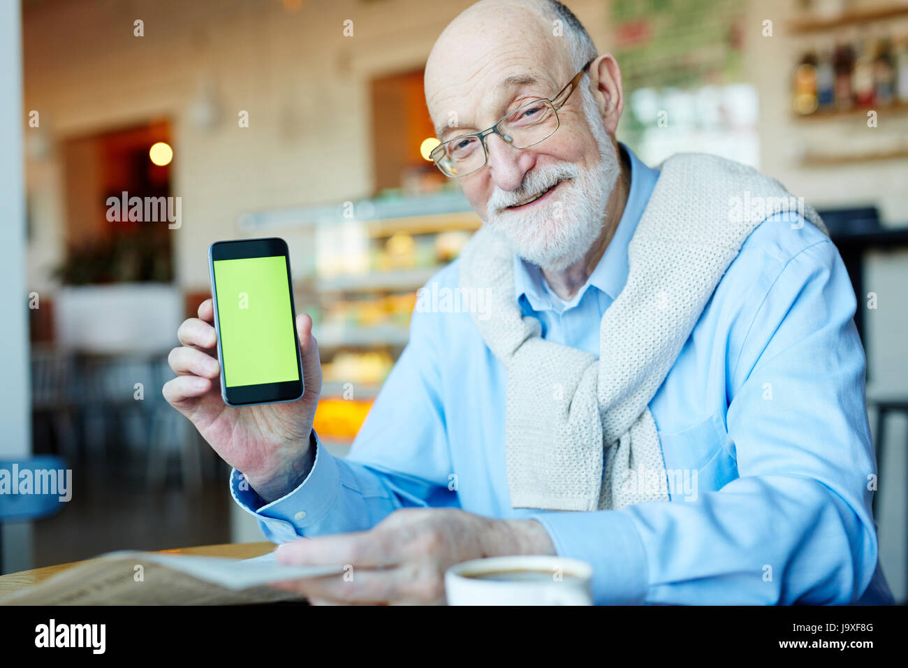 Happy senior man showing smartphone touchscreen Stock Photo - Alamy
