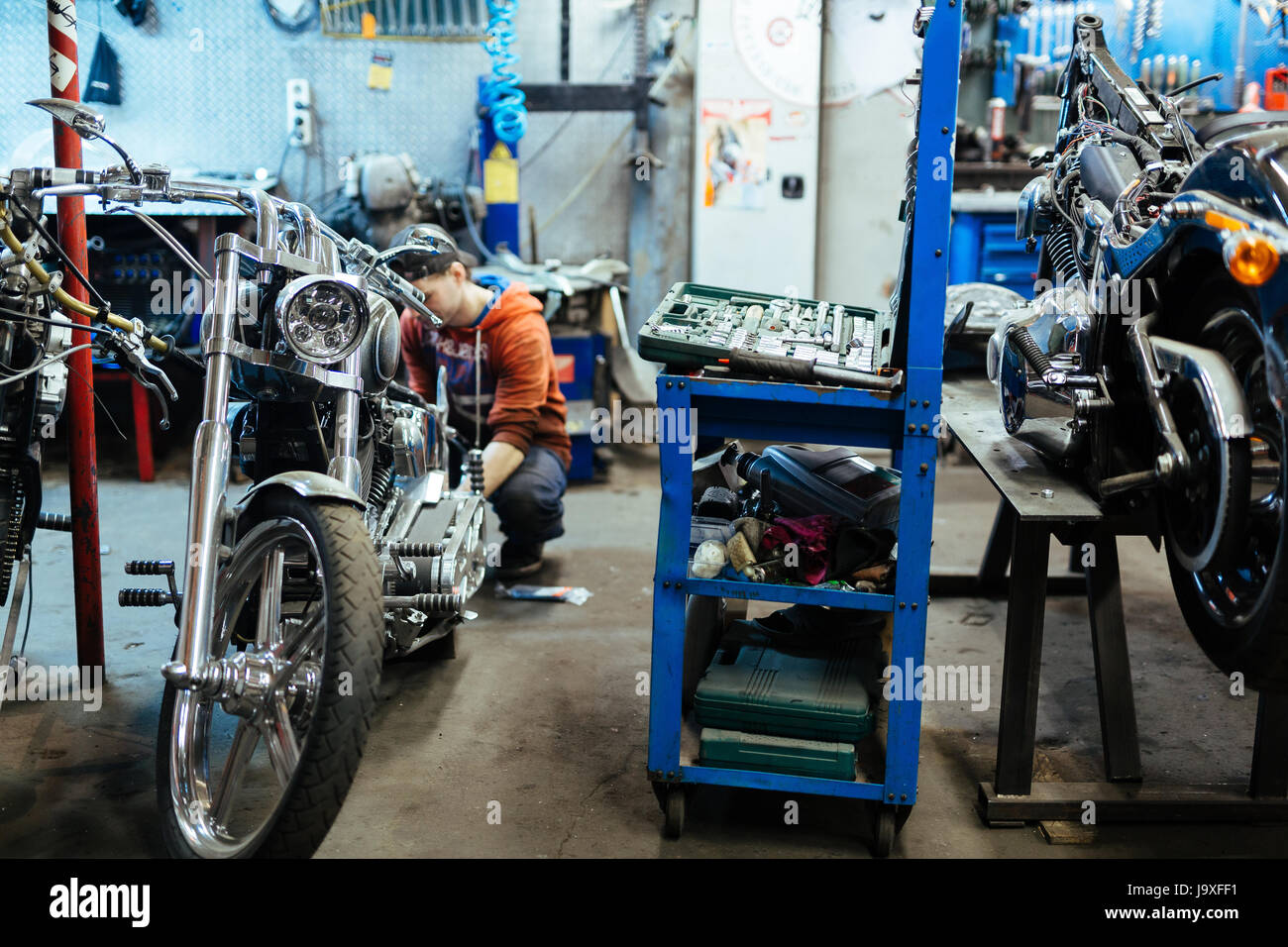 Motorcycles in garage hi-res stock photography and images - Alamy