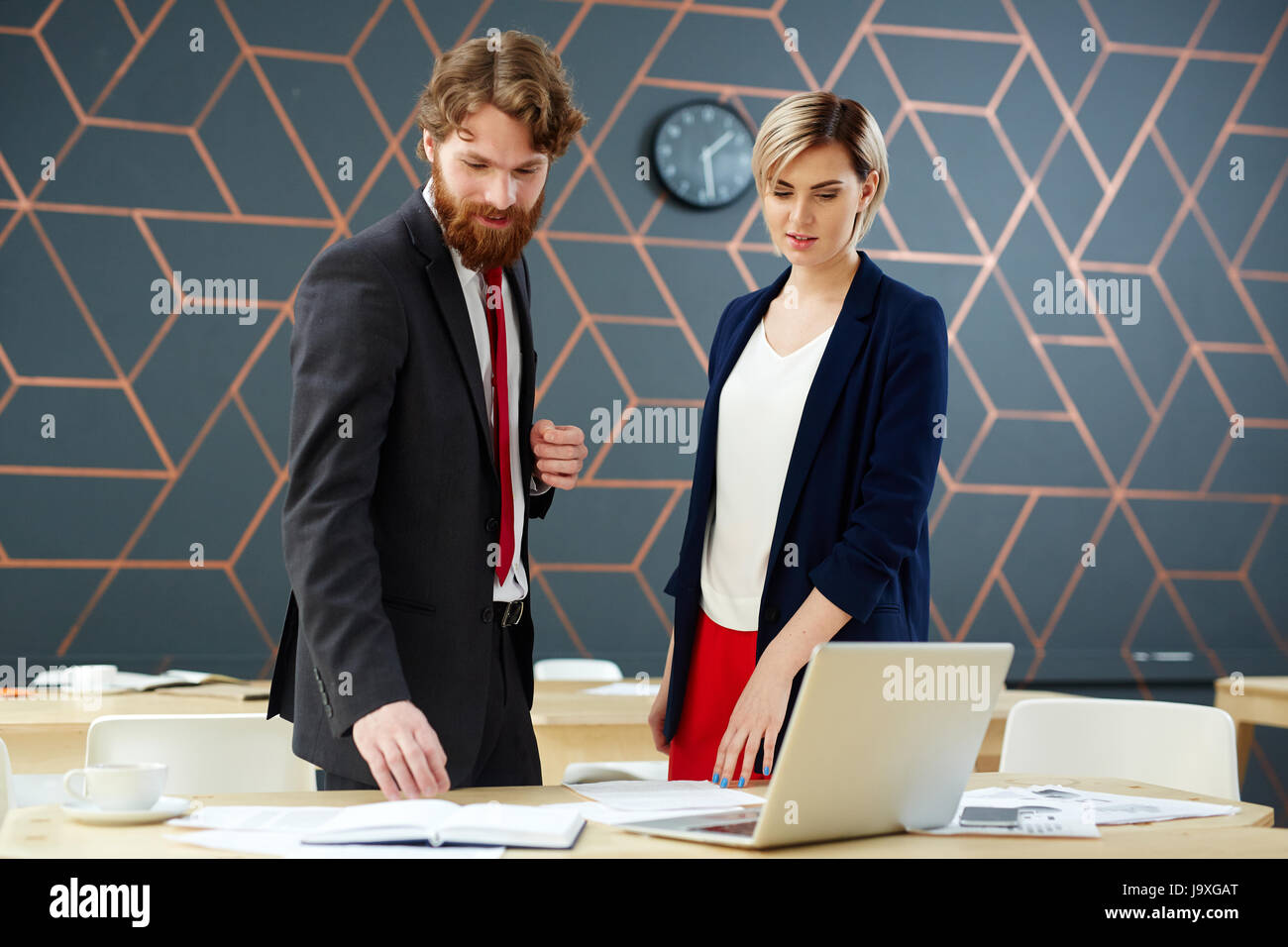 Newsreaders hi-res stock photography and images - Alamy