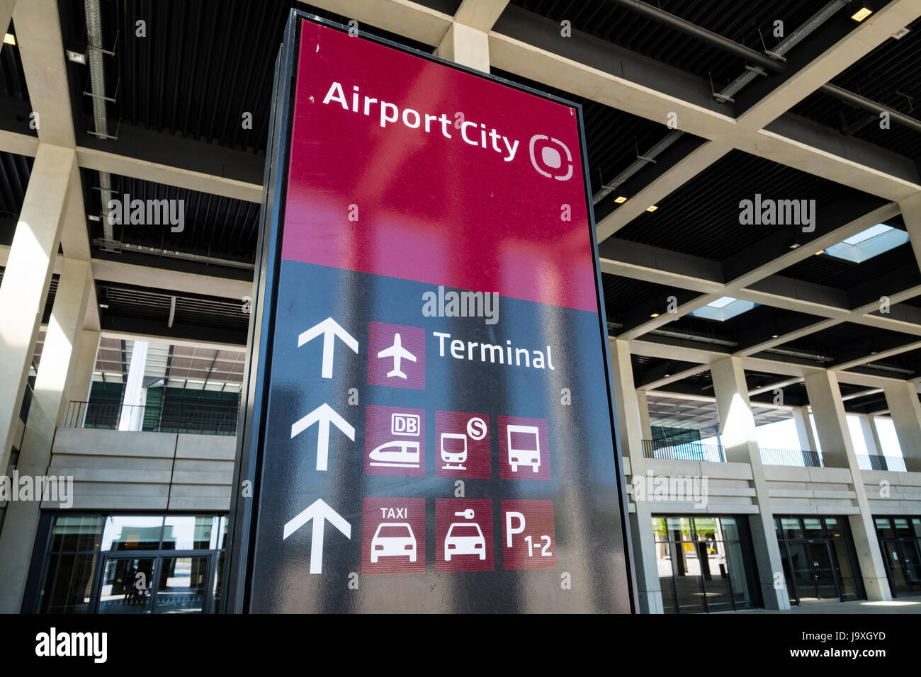 Airport city terminal hi-res stock photography and images - Alamy