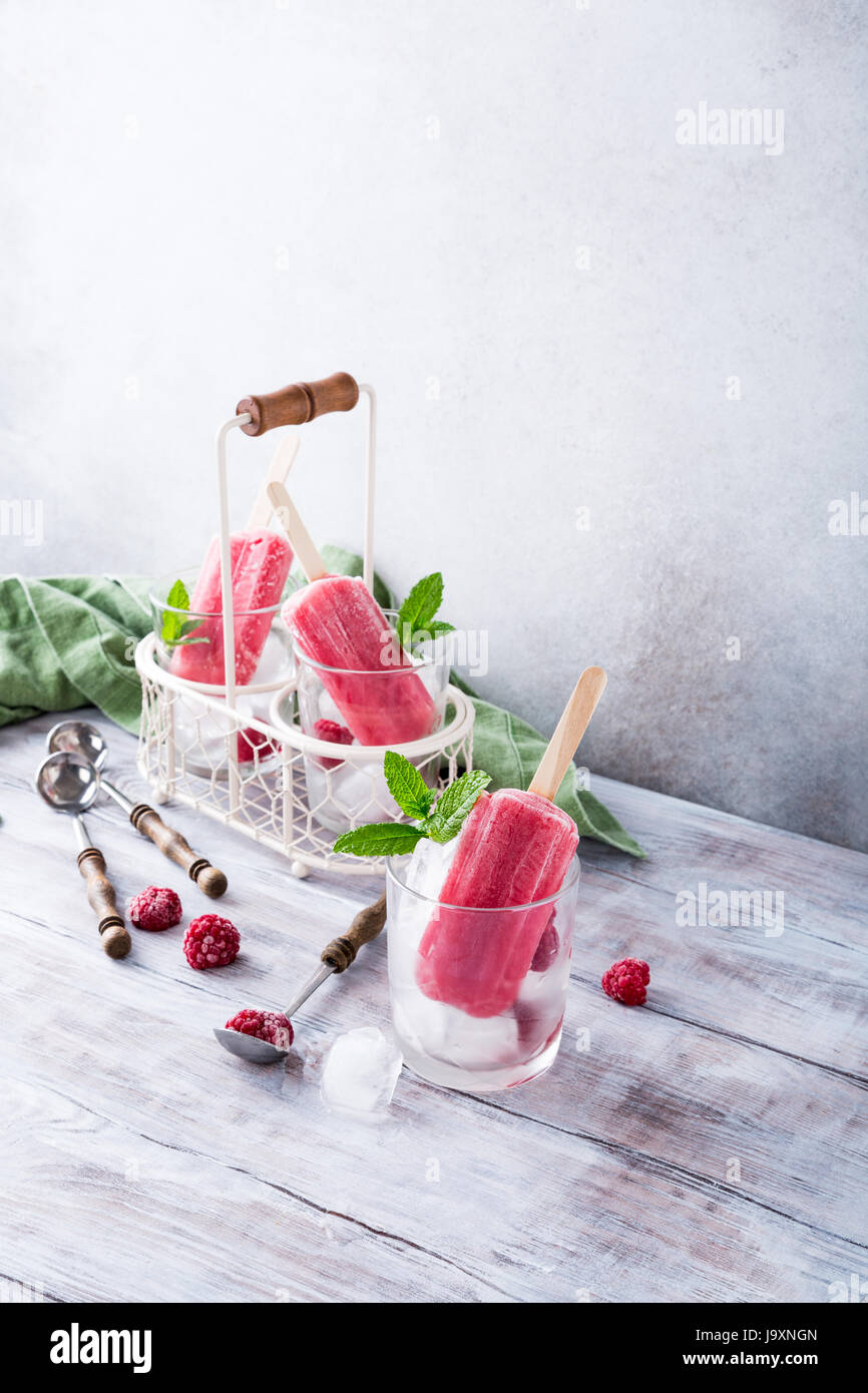 Raspberry popsicle hi-res stock photography and images - Alamy
