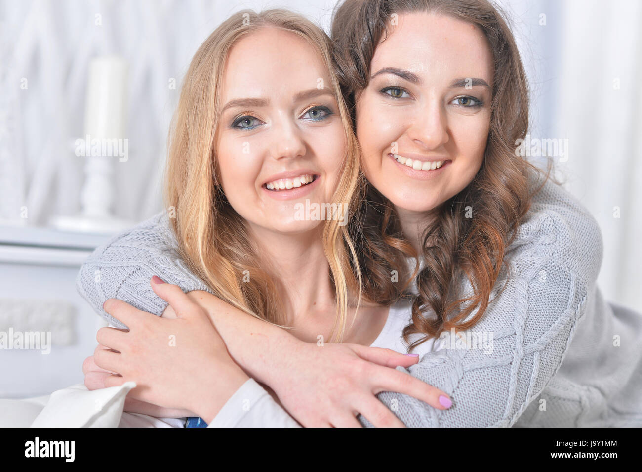 Two girls girlfriends friends hi-res stock photography and images - Alamy