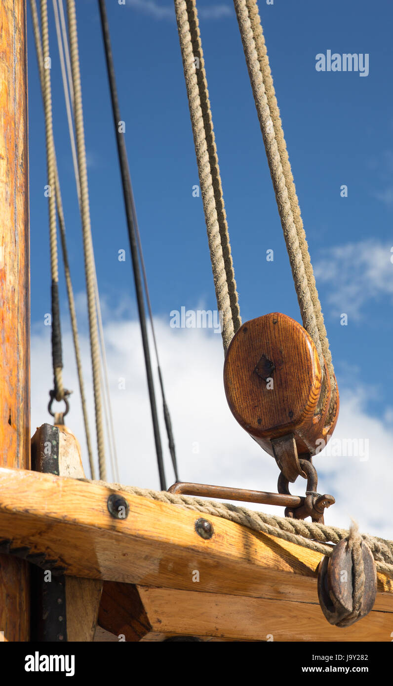 Rope pulley on sailing boat hi-res stock photography and images - Alamy
