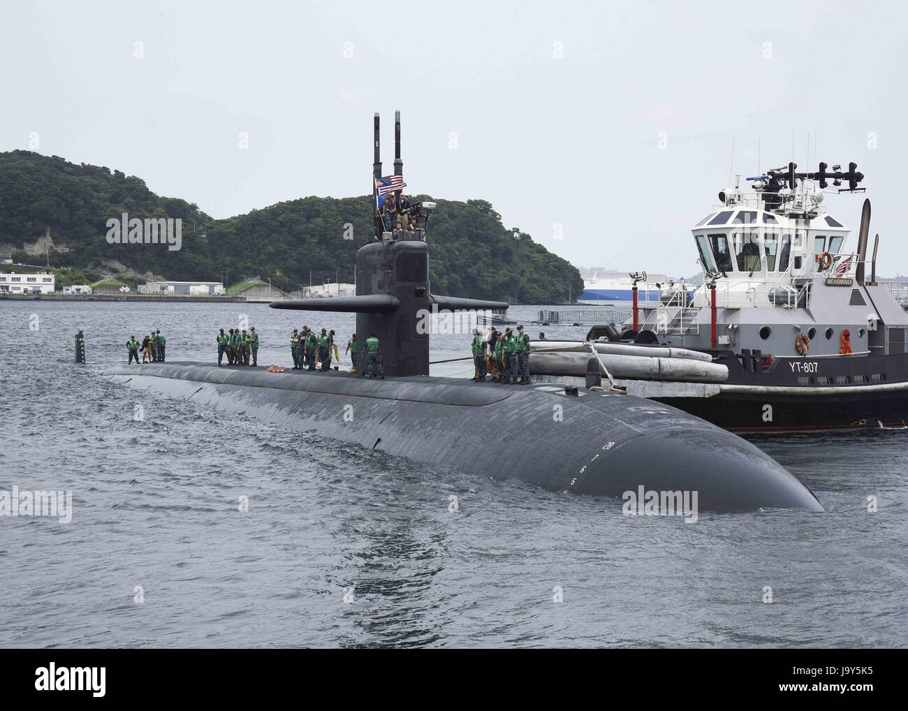 The USN Los Angeles-class fast-attack submarine USS Olympia moors at ...