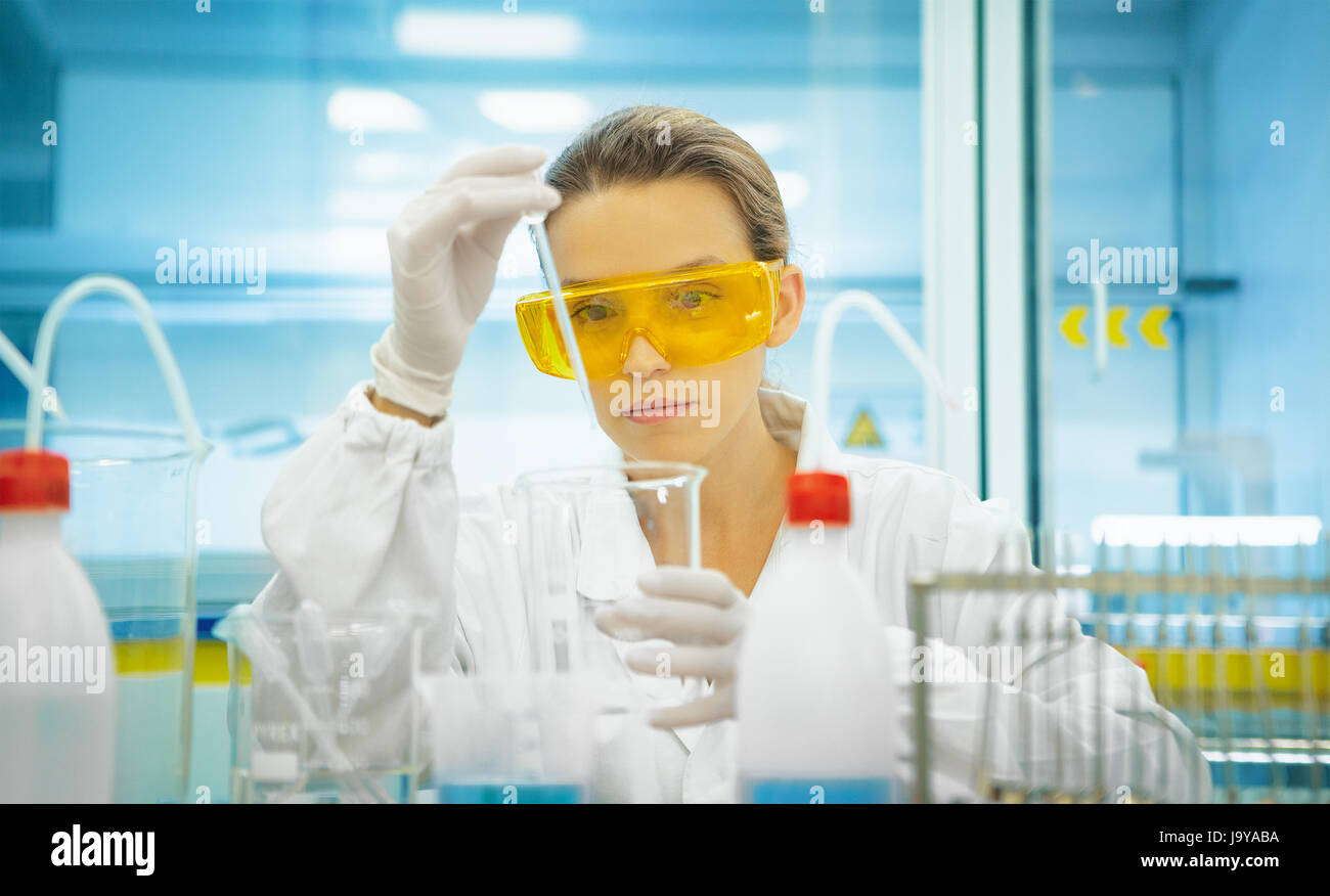 Medical researcher in lab scientist hi-res stock photography and images ...