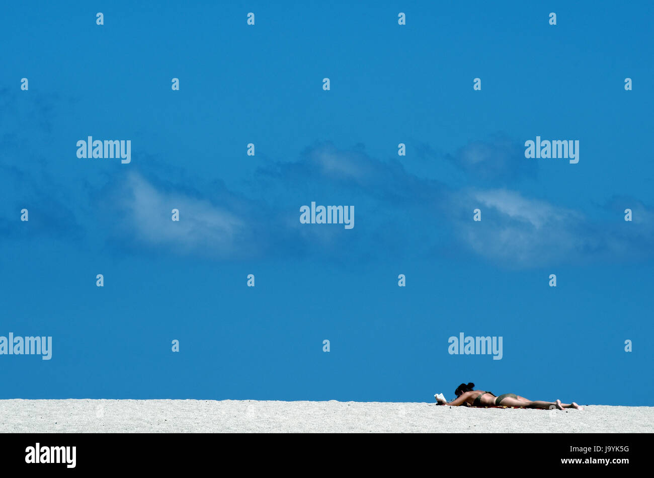 Summer hot heat sand beach people tourist hi-res stock photography and ...