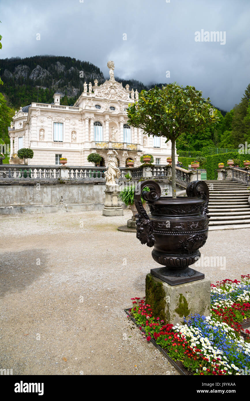 Linderhof palace statue hi-res stock photography and images - Alamy