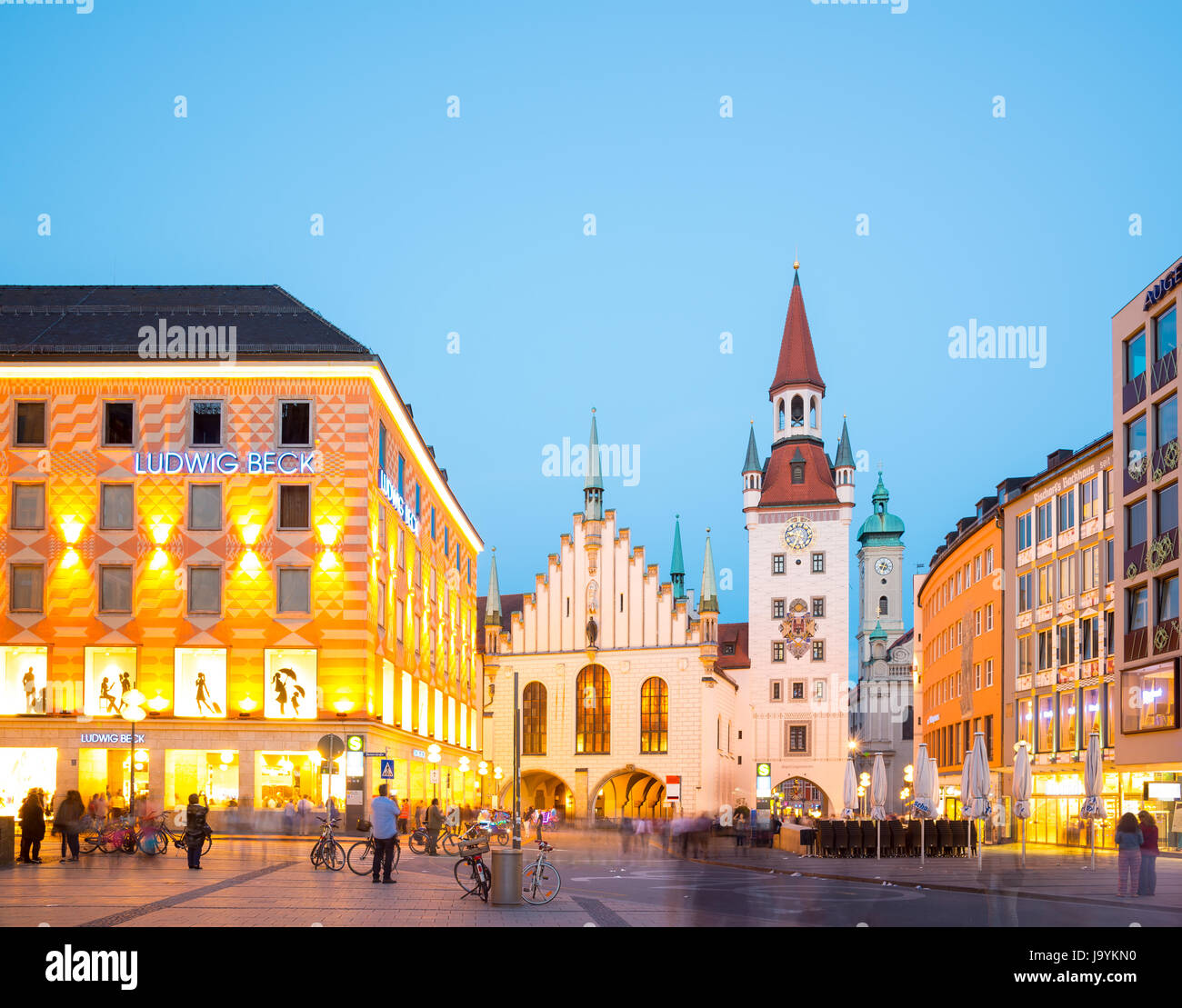 Munich skyline night hi-res stock photography and images - Alamy