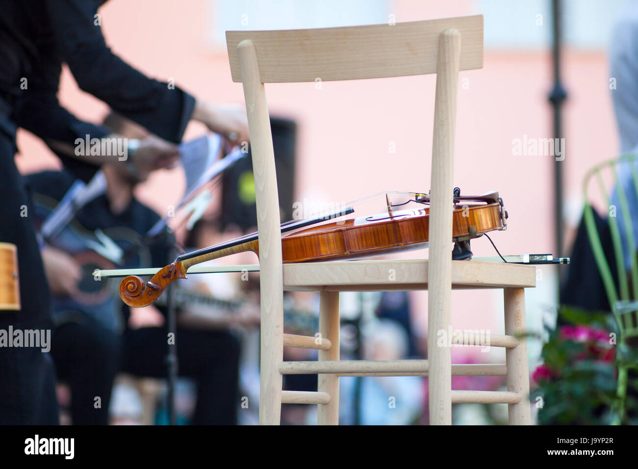 Violin on a wooden chair before the concert Stock Photo - Alamy