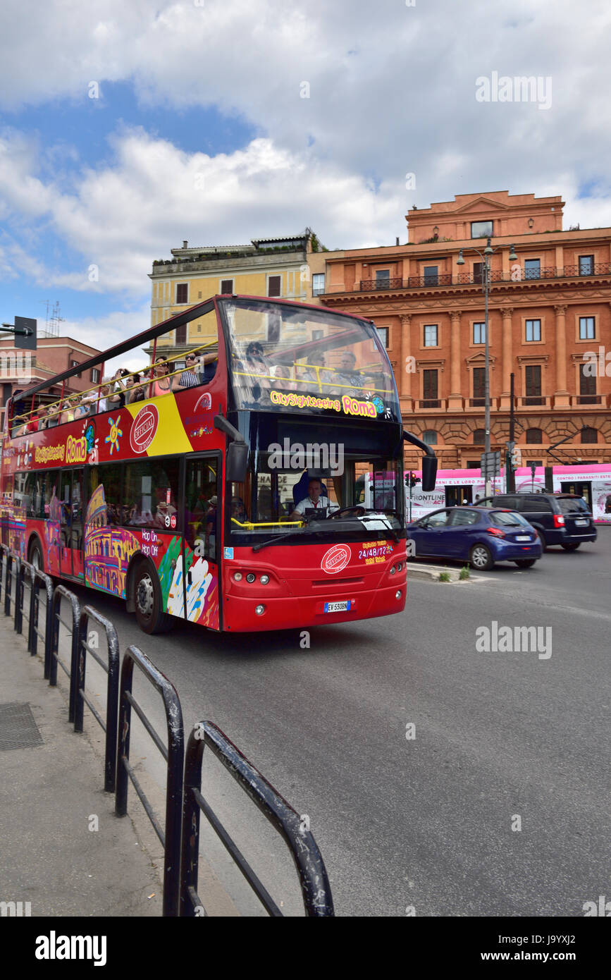 Open top sightseeing bus in Rome outside the Colosseum Stock Photo - Alamy